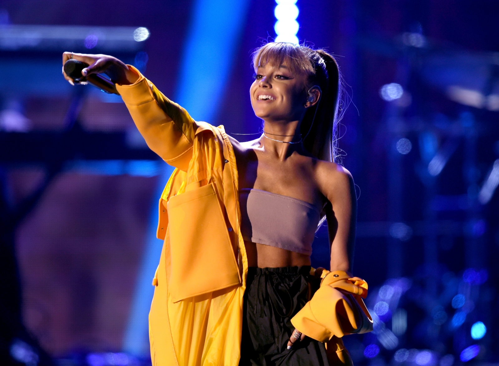 Ariana Grande Cara Delevingne And Others Pay Tributes After Terror Ariana Grande Cara Delevingne And Others Pay Tributes After Terror