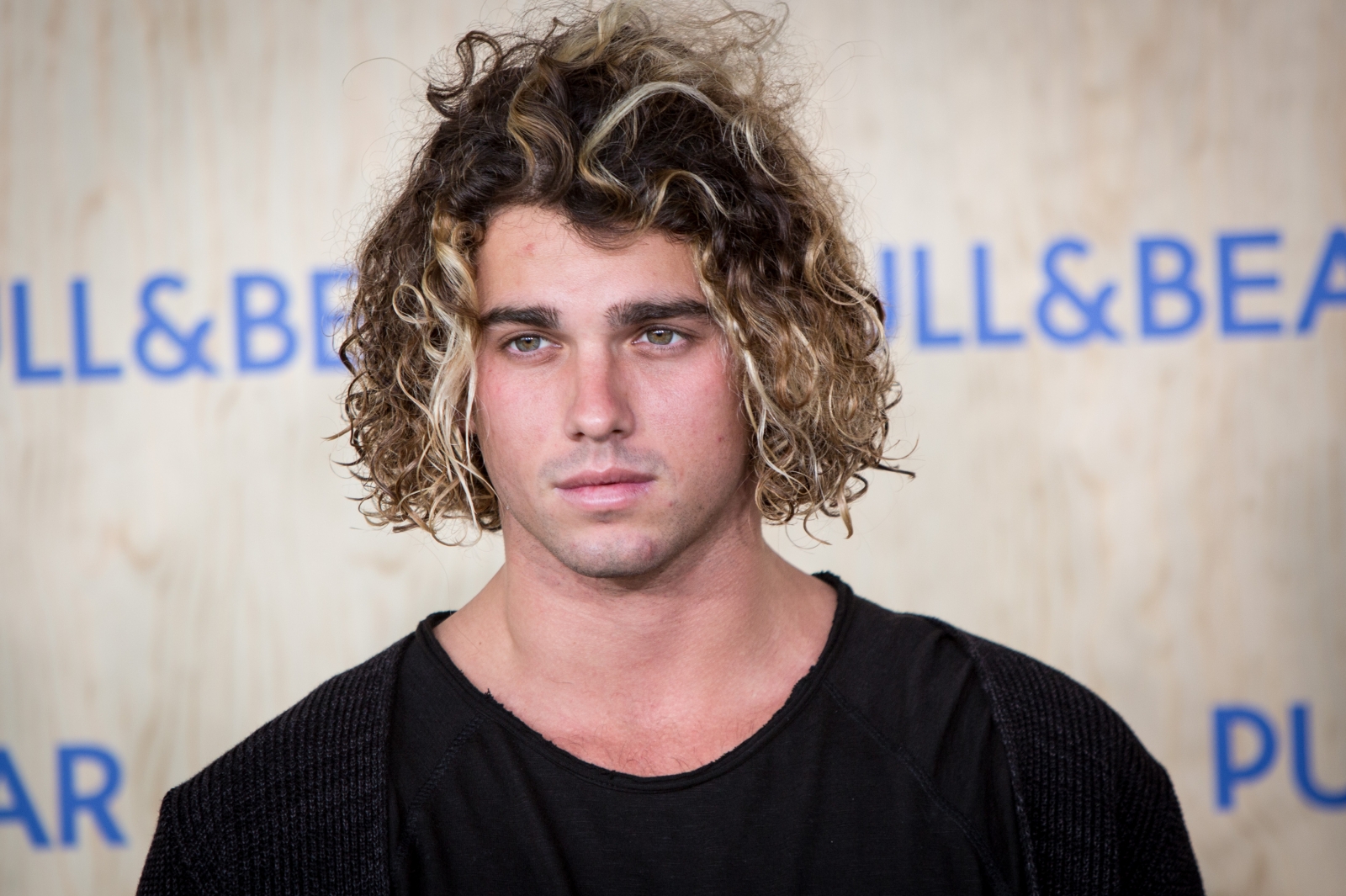 Jay Alvarrez forgets about Alexis Ren in new stunt-heavy UAE video of ...