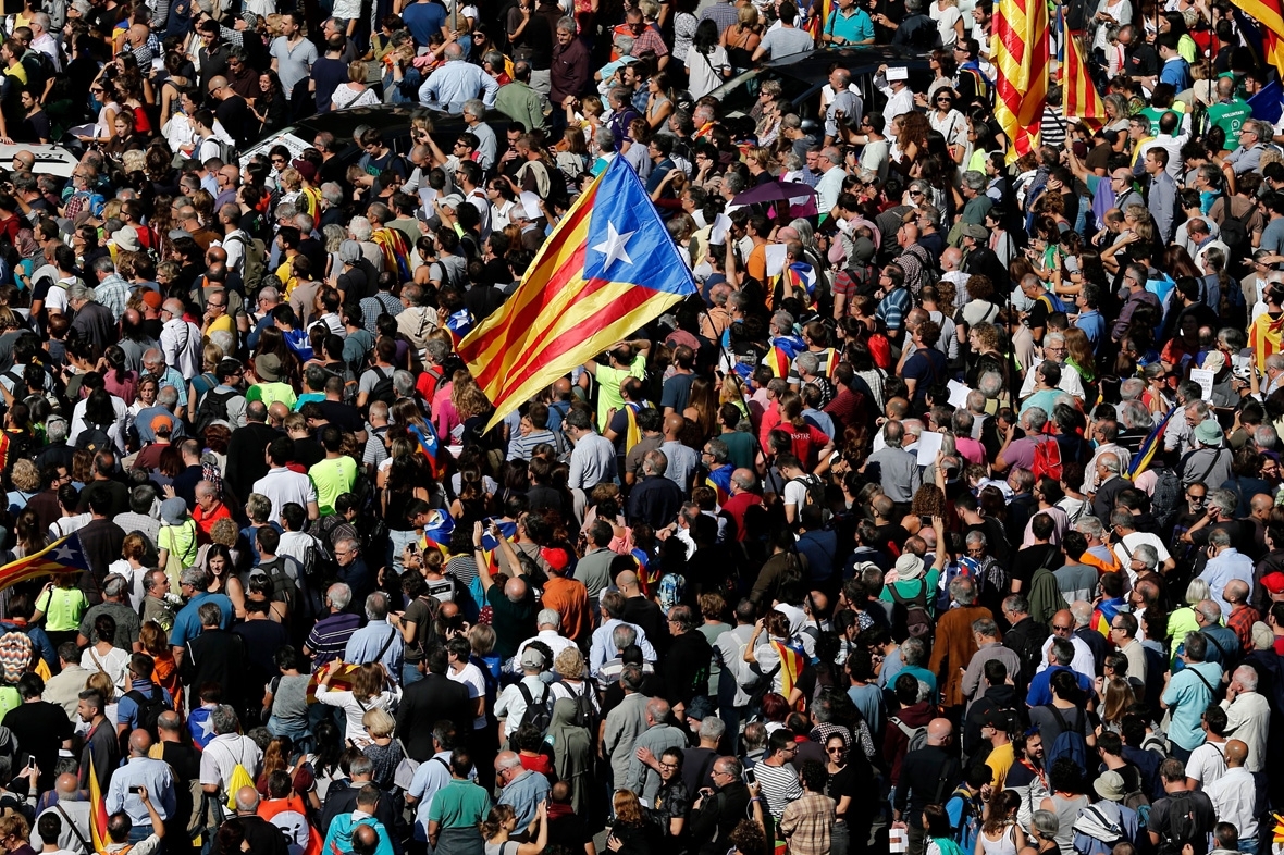 Huge crowds gather in Barcelona as Spanish police raid Catalonia ...