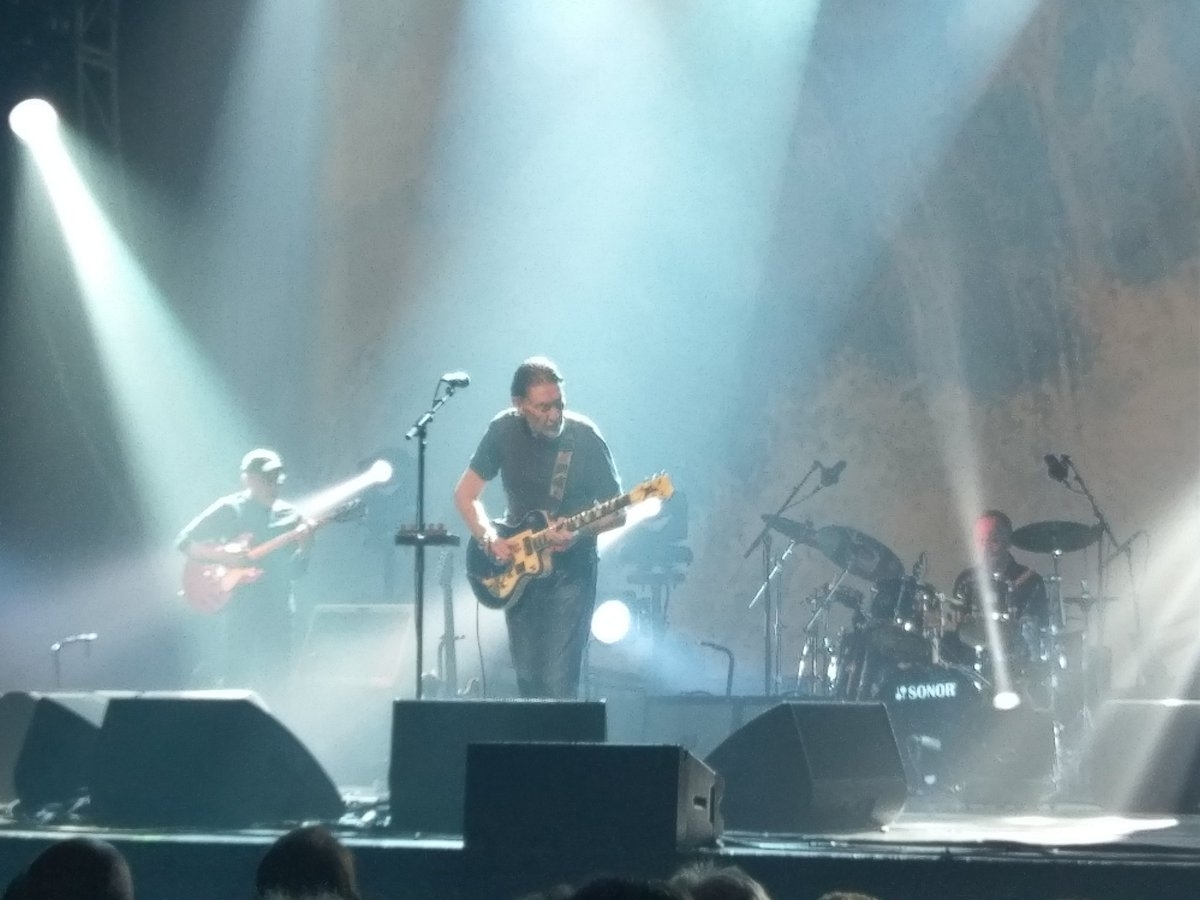 Singer Chris Rea rushed to hospital after collapsing on stage | IBTimes UK