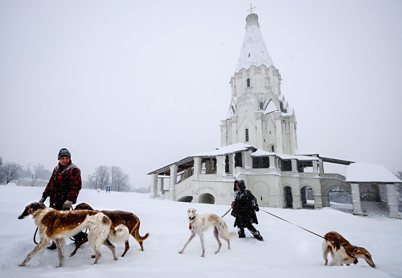 Snow of the Century: Moscow blanketed in white after heaviest snowfall ...