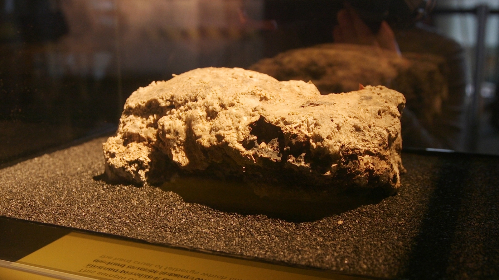 London Museum now has a piece of the 130-tonne Whitechapel fatberg on ...