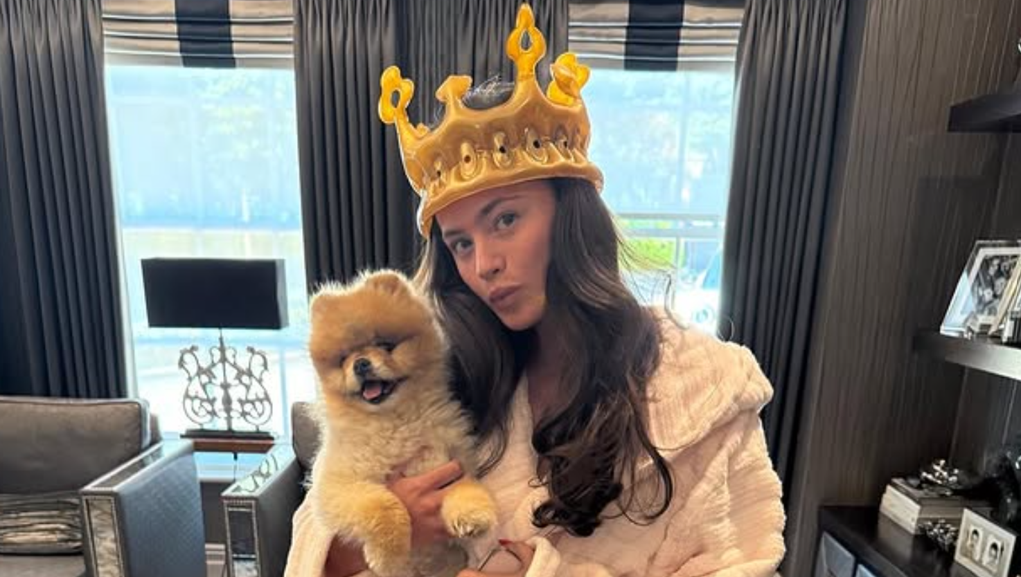 Who Is Mia Carragher? Meet the New Katniss Everdeen of 'The Hunger ...