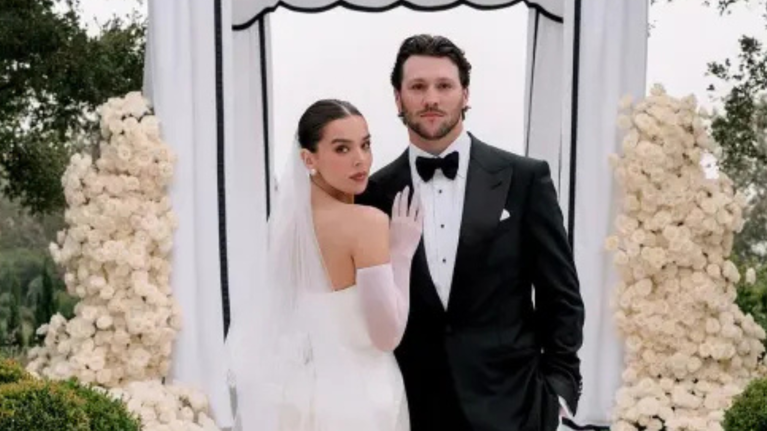 When Did Hailee Steinfeld Get Married? 'Pitch Perfect' Star Announces ...