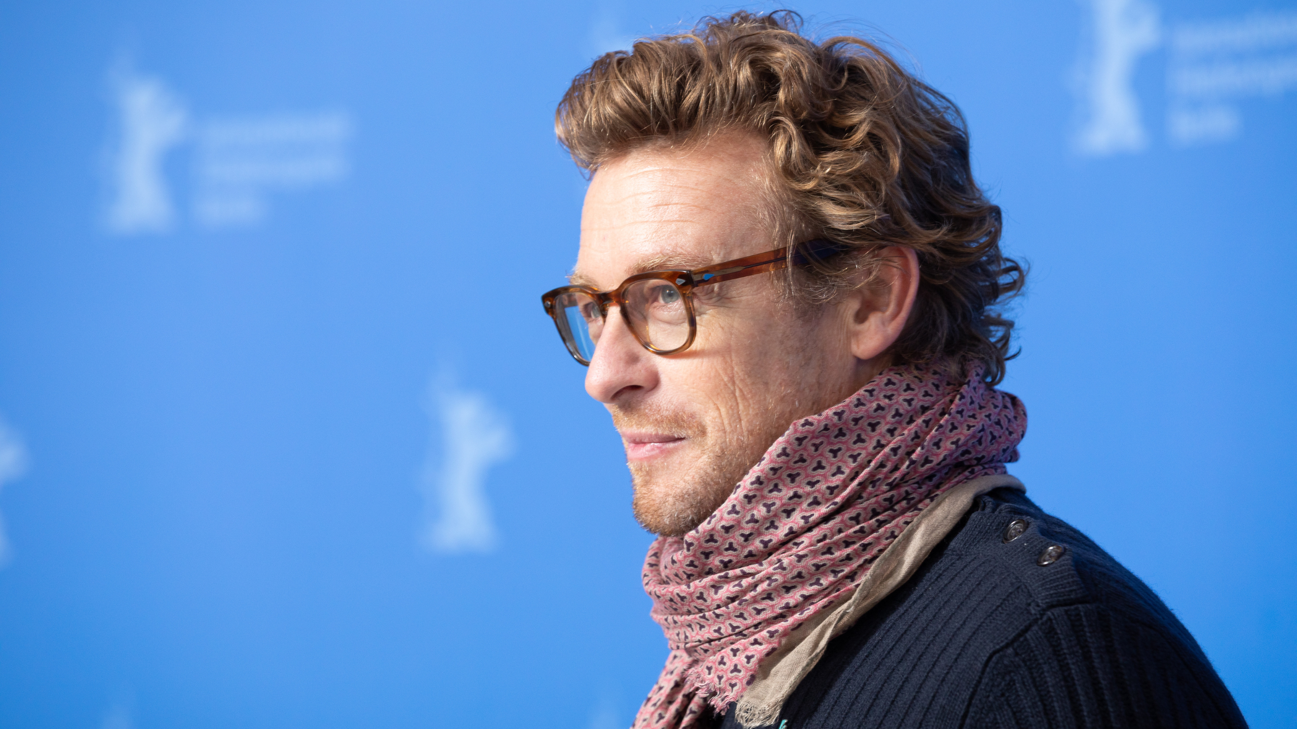 Simon Baker Claims He Would 'Drop Everything' to Date Newly Single ...