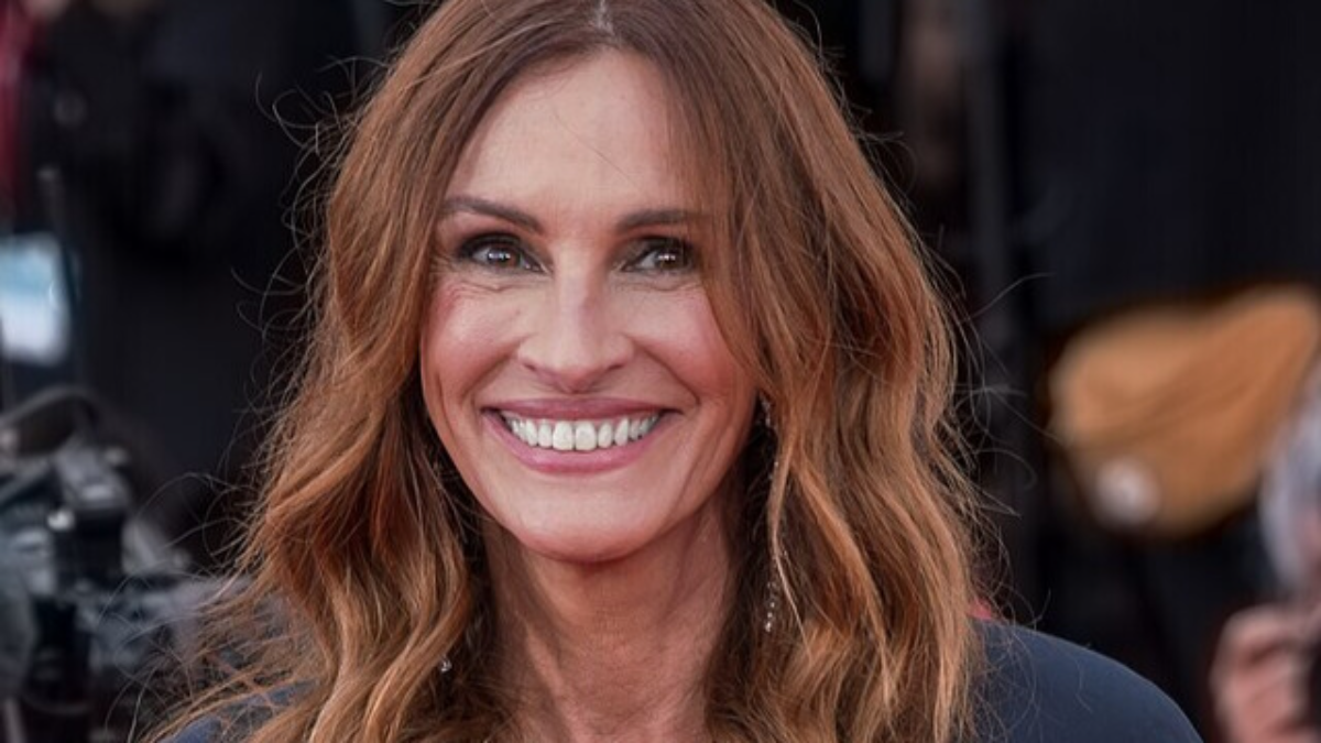Julia Roberts Delivers Cheeky Confession During Award Win With Luca ...