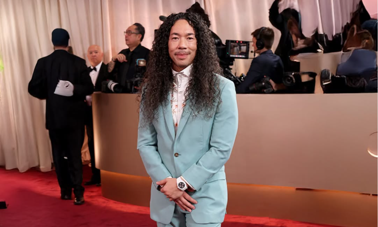 Glambot Guy Finally Responds To Viral Jennifer Lopez Red Carpet Clip ...