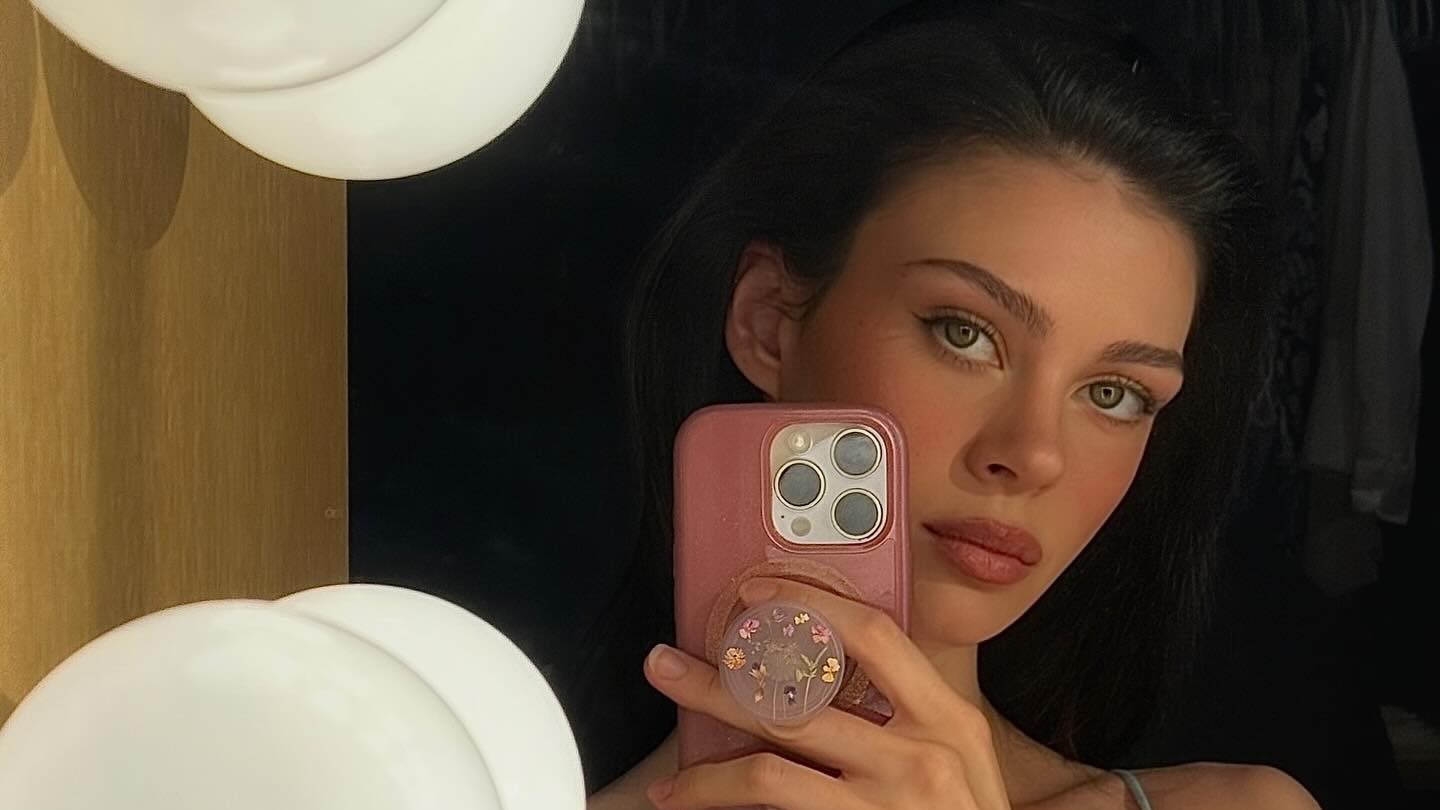 'Controlling' Nicola Peltz Allegedly 'Took Advantage' of Anwar Hadid ...