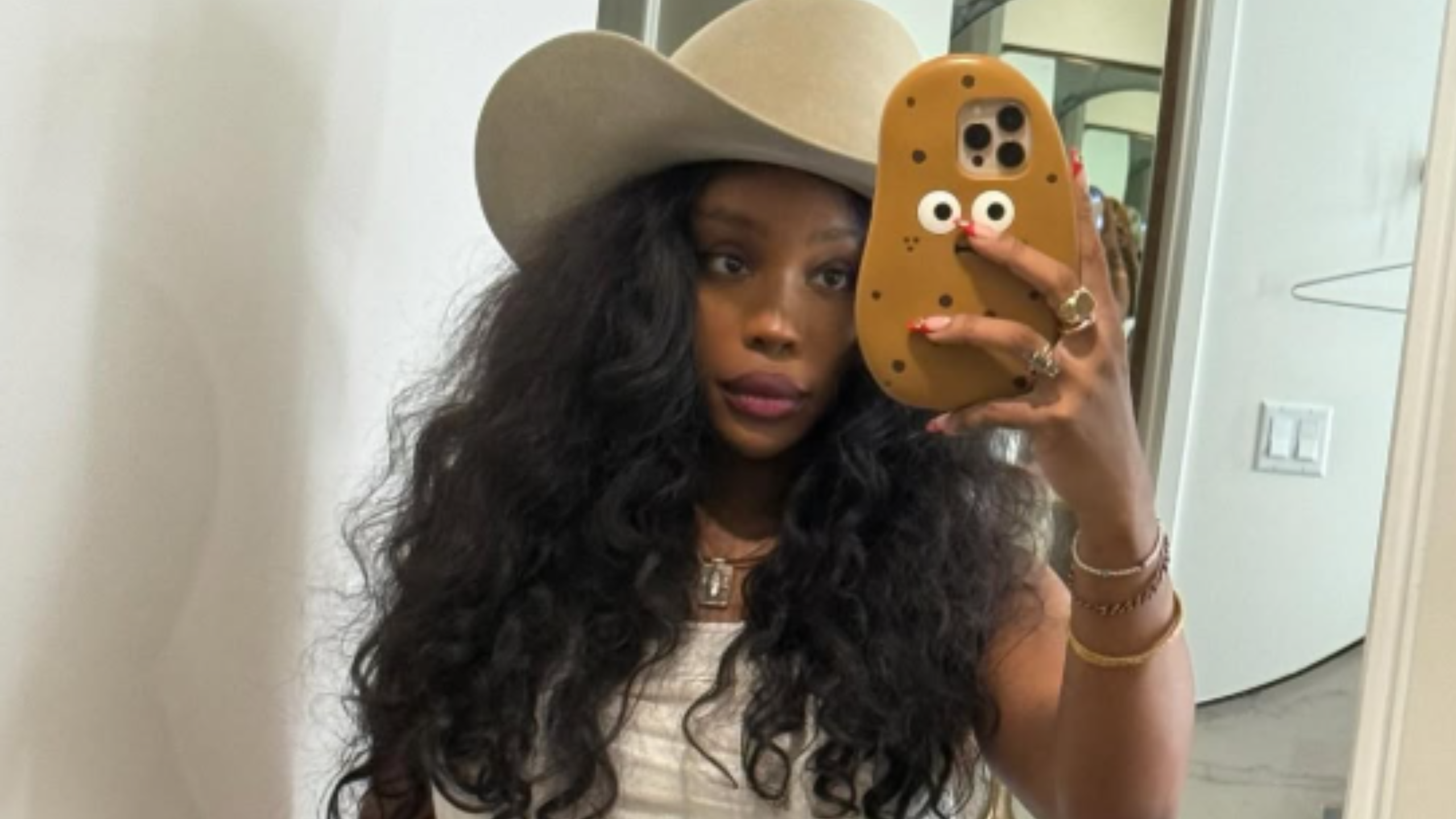 SZA Calls Grammys 'Dystopian', Saying They're 'Celebrating' While ...