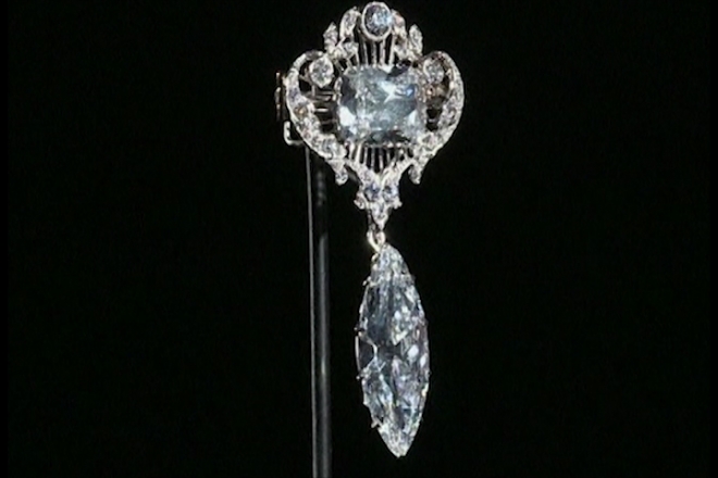 Queen Elizabeth's diamonds go on display at Buckingham Palace | IBTimes UK