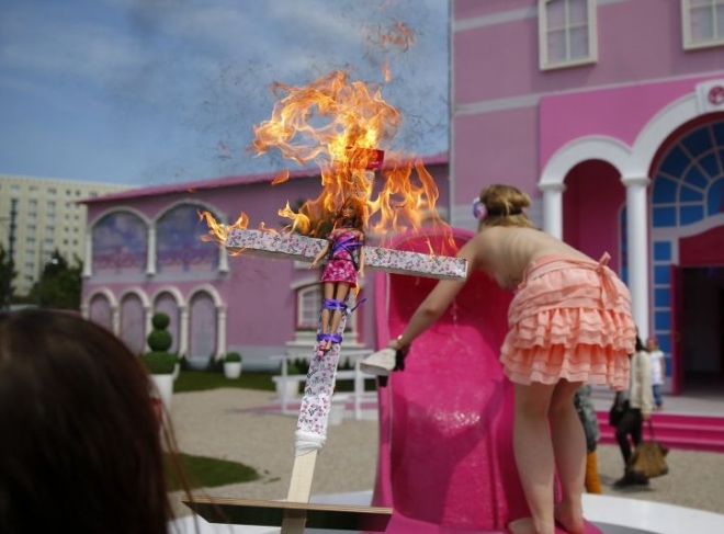 Barbie Dreamhouse Opens in Berlin Amid Protests | IBTimes UK